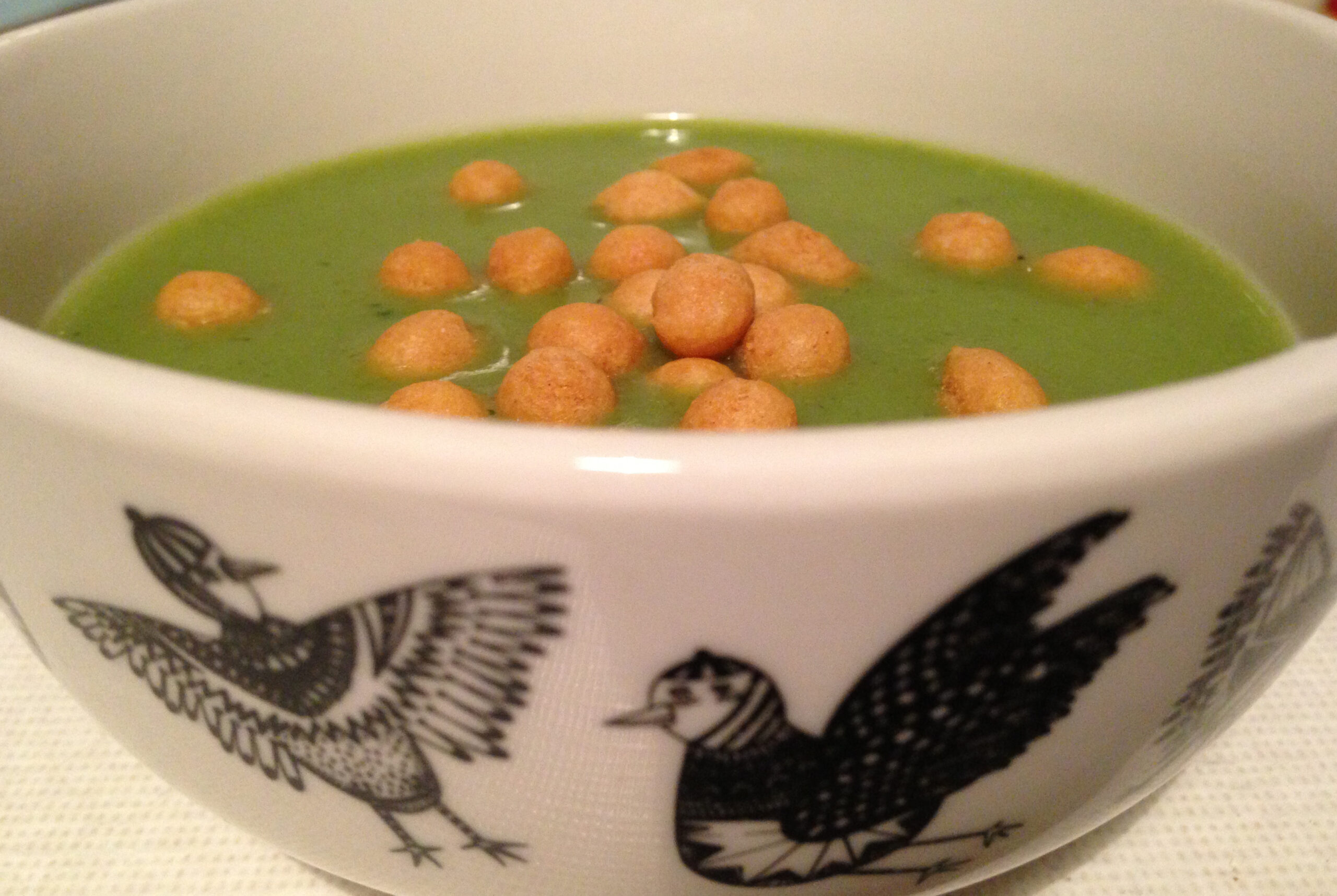 broccoli soup with fried batter pearls | brokkoli-suppe mit backerbsen ...