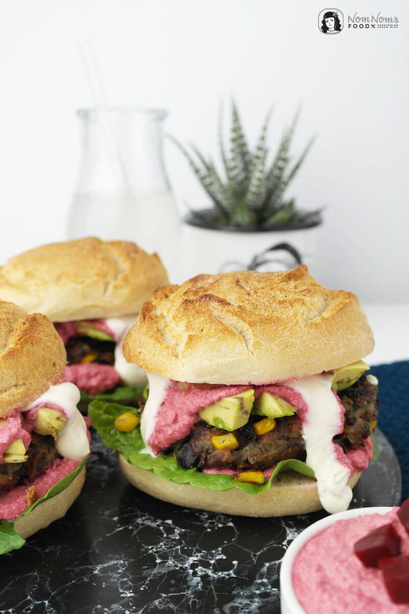 Vegetarischer Burger mit Mais-Bohnen-Patty und Rote-Bete-Feta-Soße ...