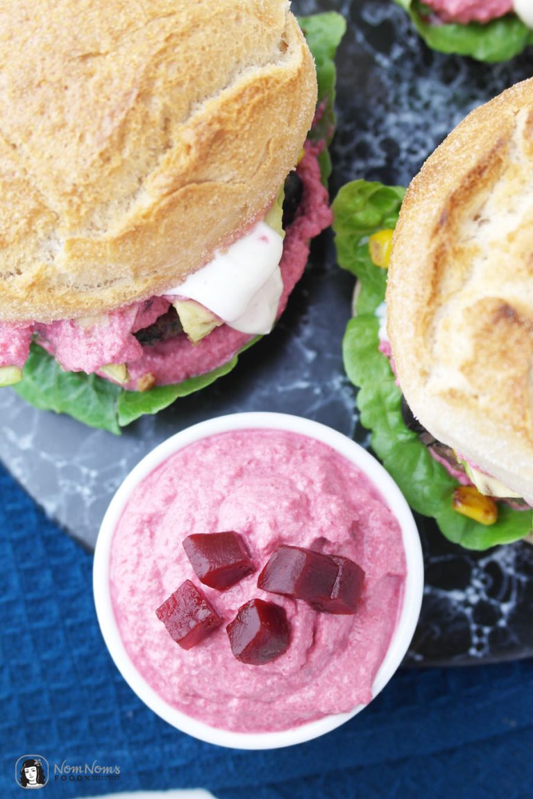 Vegetarischer Burger mit Mais-Bohnen-Patty und Rote-Bete-Feta-Soße ...