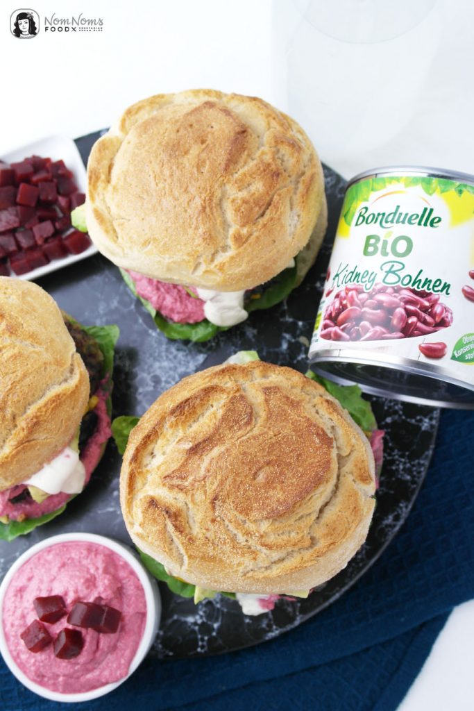 Vegetarischer Burger mit Mais-Bohnen-Patty und Rote-Bete-Feta-Soße ...