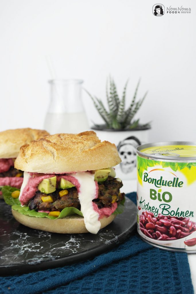 Vegetarischer Burger mit Mais-Bohnen-Patty und Rote-Bete-Feta-Soße ...