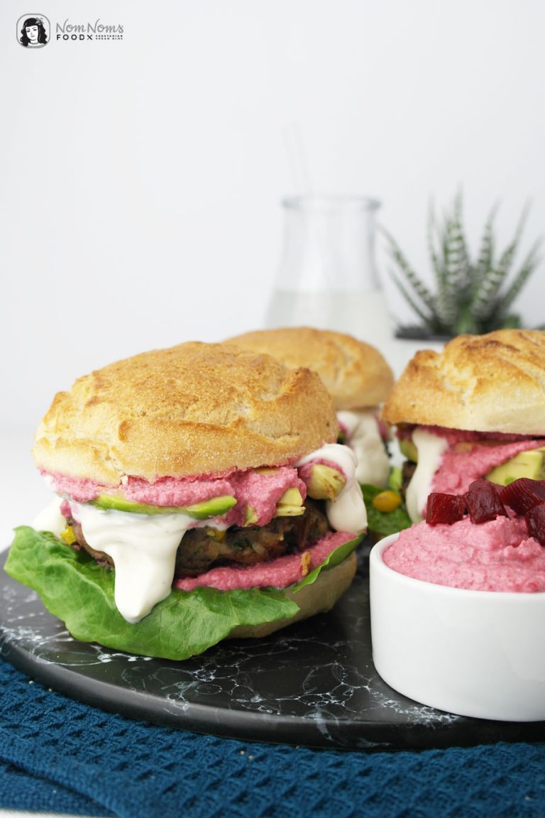 Vegetarischer Burger mit Mais-Bohnen-Patty und Rote-Bete-Feta-Soße ...
