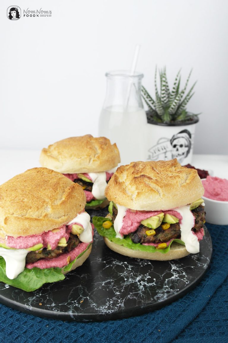Vegetarischer Burger mit Mais-Bohnen-Patty und Rote-Bete-Feta-Soße ...