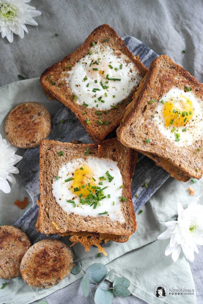Brot-mit-Ei-im-Loch-Sandwich - schnelles gebratenes Toast mit Ei und ...