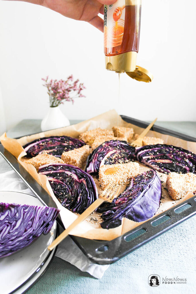 Gebackene Rotkohl-Spalten mit gebackenem Sesam-Feta aus dem Ofen - Nom ...