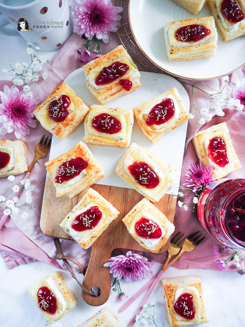 Blätterteig-Häppchen mit Camembert und Preiselbeeren - Nom Noms food